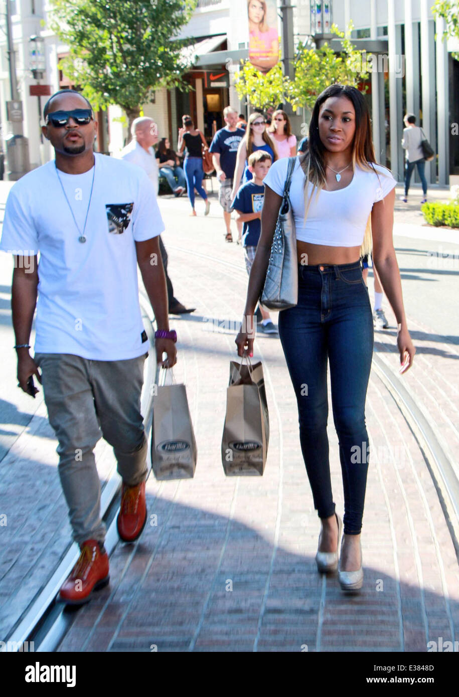 'WWE DIVA' Cameron vu avec un compagnon du Grove shopping avec ...