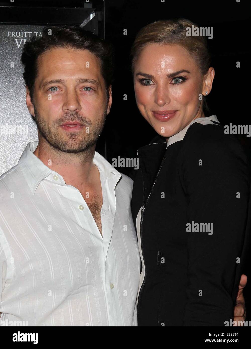 Jason priestley and naomi lowde priestley Banque de photographies et d ...