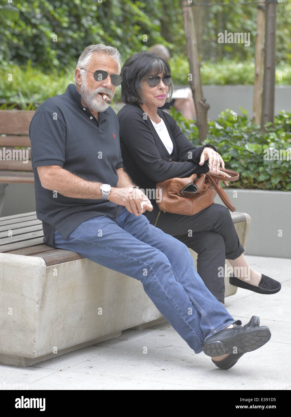 'L'homme le plus intéressant dans le monde' Jonathan Goldsmith fume un ...