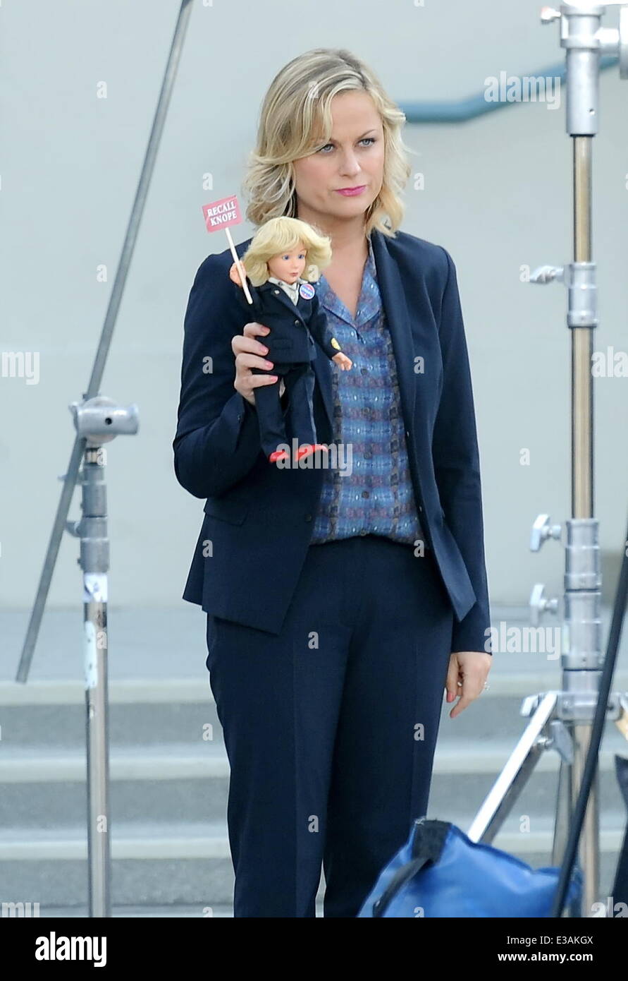 Amy Poehler glousser sur le plateau de son émission de télévision ...