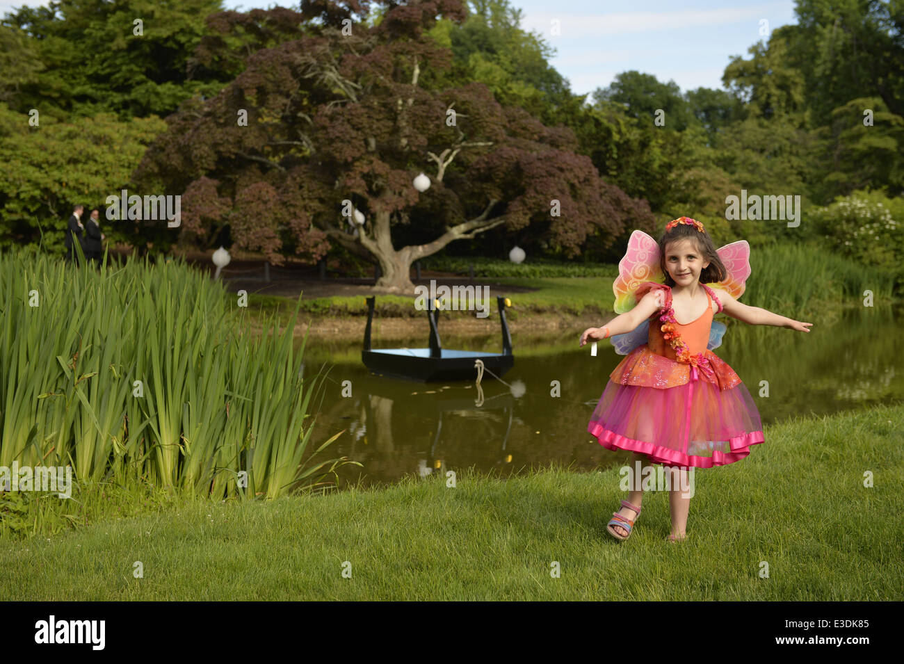 Enfant portant des ailes d'eau Banque de photographies et d’images à ...