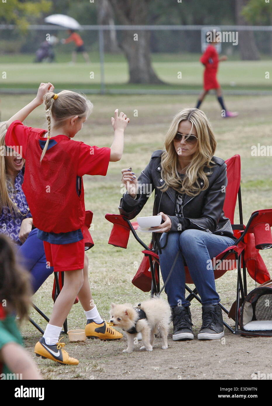 Heidi Klum observe ses enfants jouer au football tout en leur nouveau ...