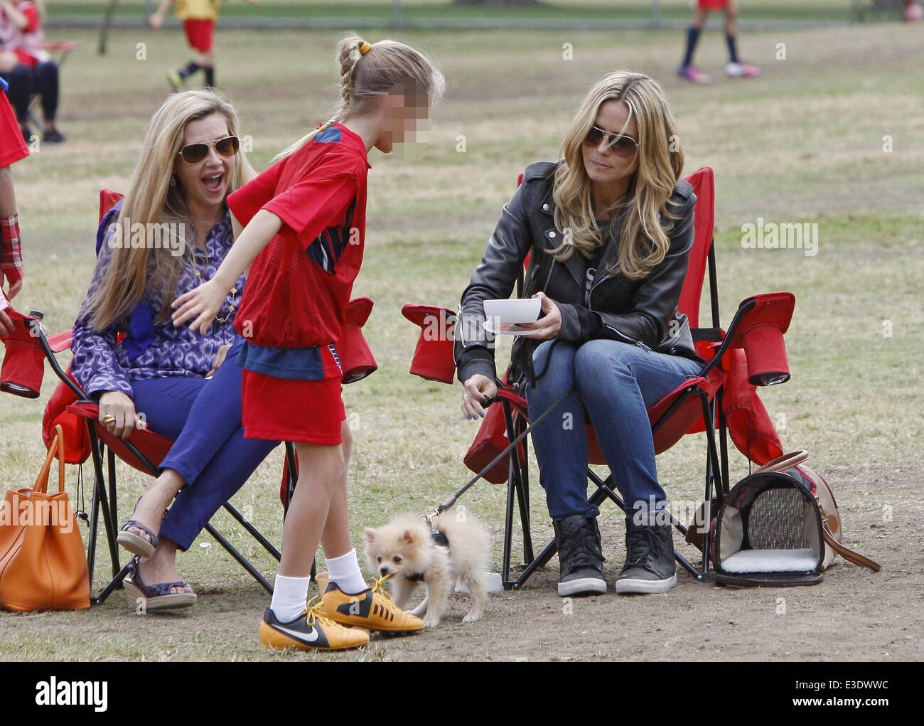 Heidi Klum observe ses enfants jouer au football tout en leur nouveau ...