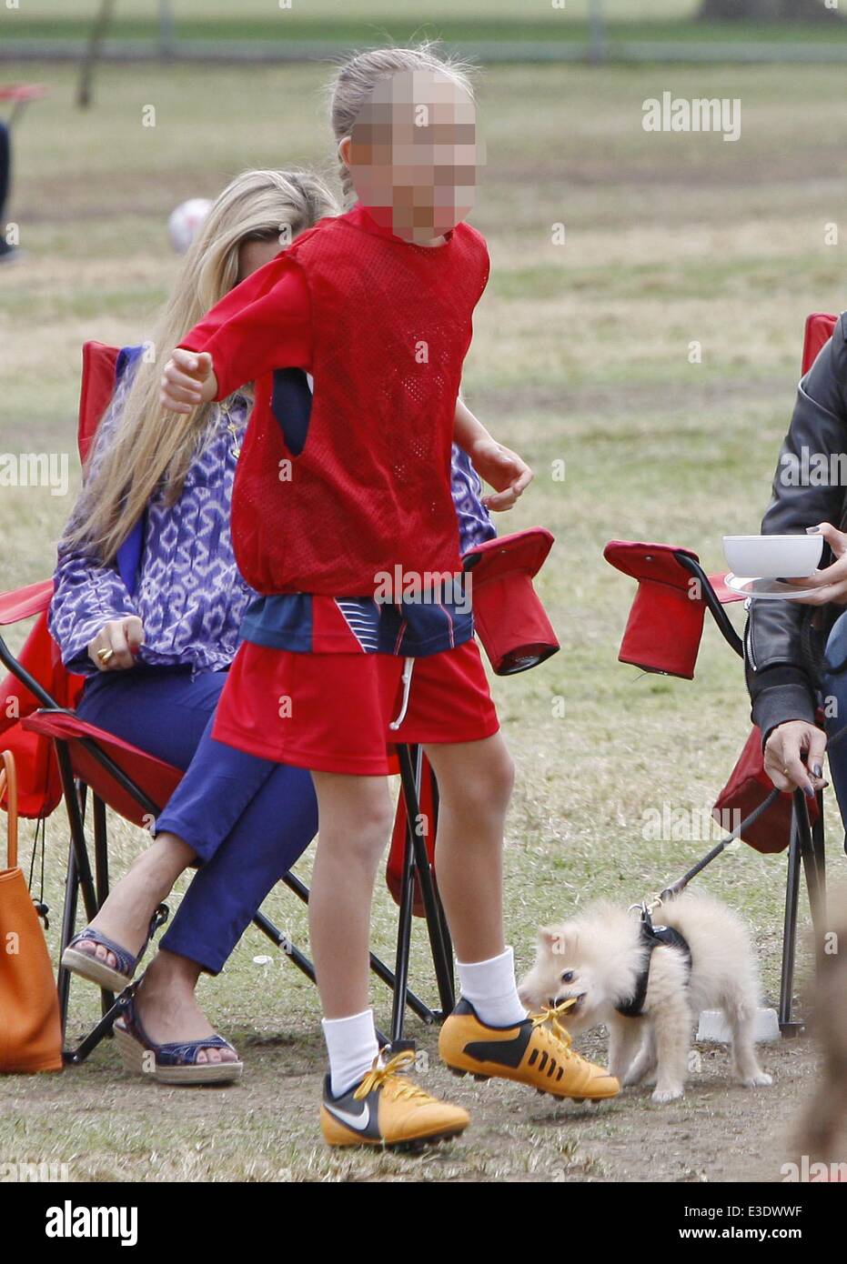 Heidi Klum observe ses enfants jouer au football tout en leur nouveau ...