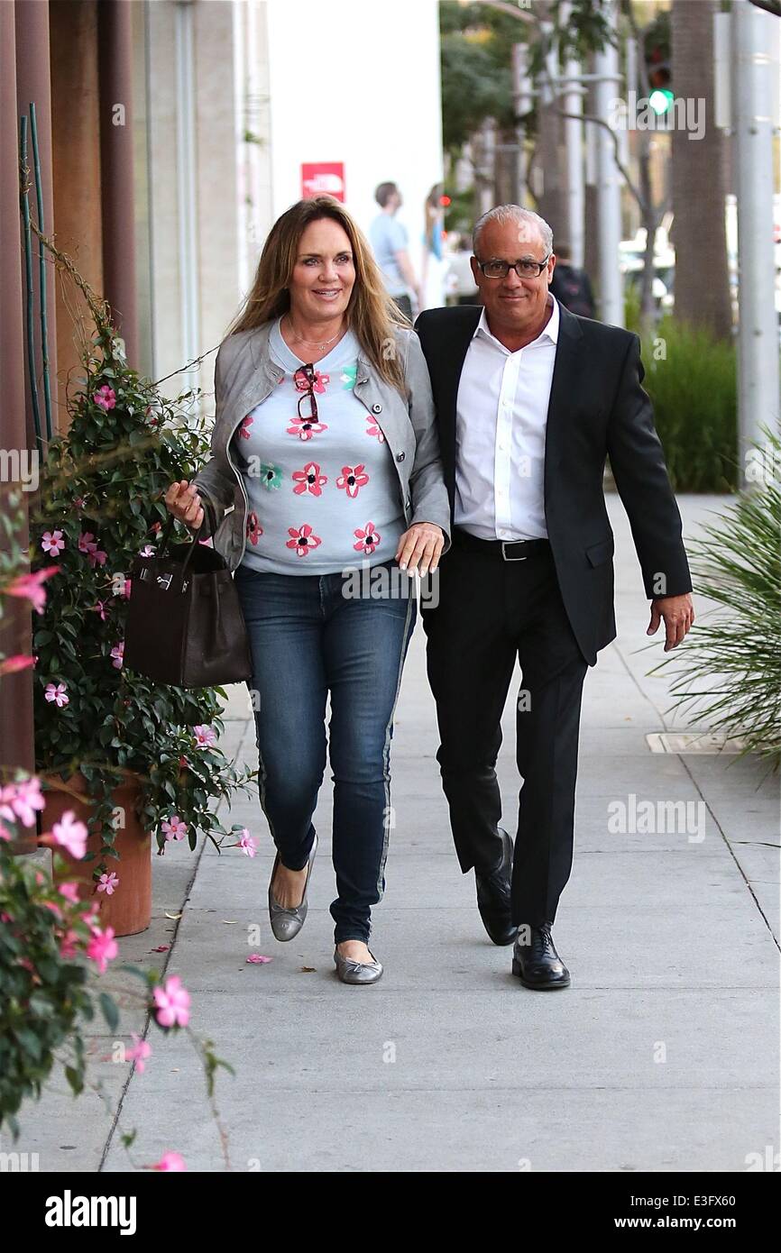 Daisy duke catherine bach walks Banque de photographies et d’images à ...