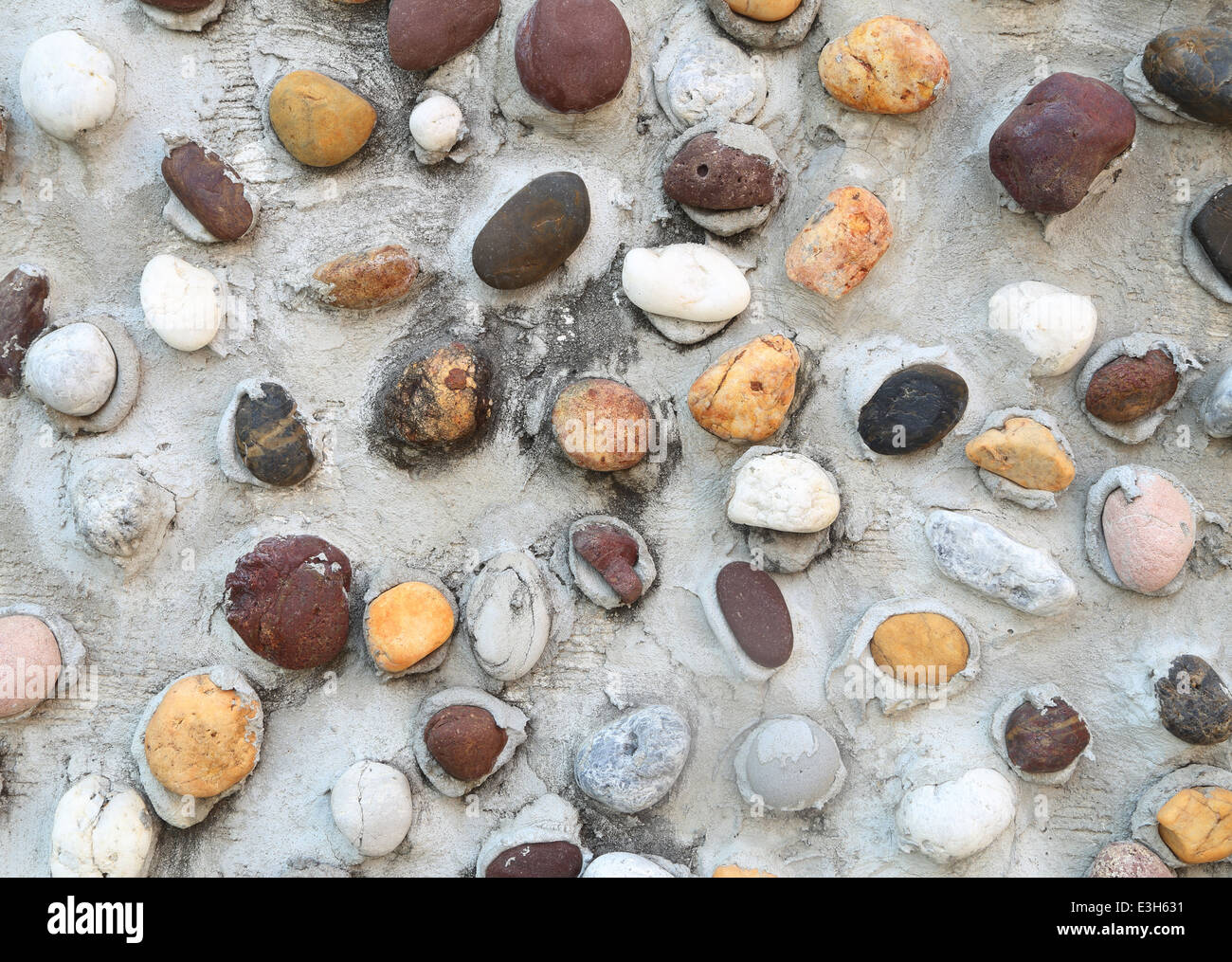 Cailloux dans mur en béton texture background Photo Stock - Alamy
