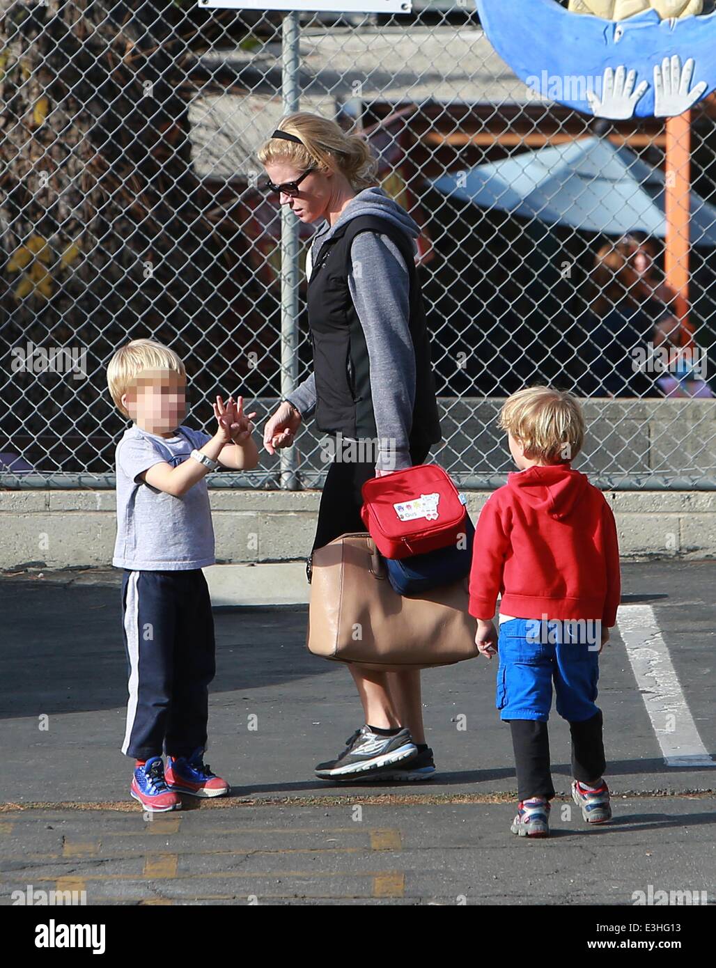 Julie Bowen prend ses jumeaux John et Gus Phillips à l'école avec ...