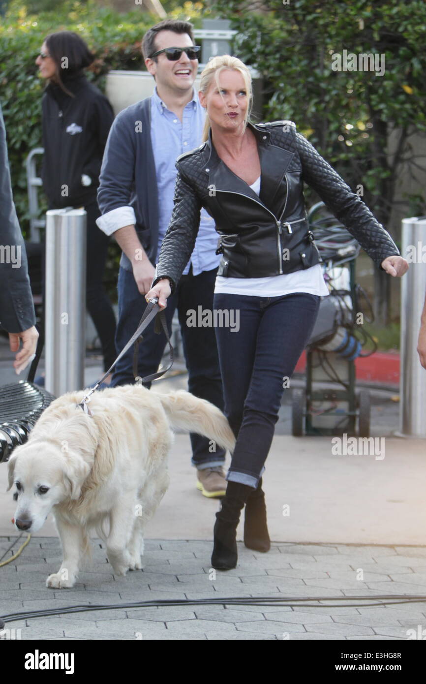 Nicolette sheridan and dog Banque de photographies et d’images à haute ...
