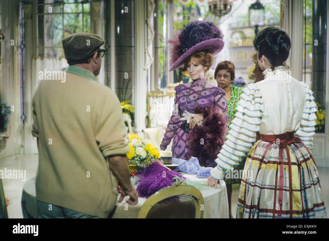 Hello dolly 1969 barbra streisand Banque de photographies et d’images à haute résolution - Alamy