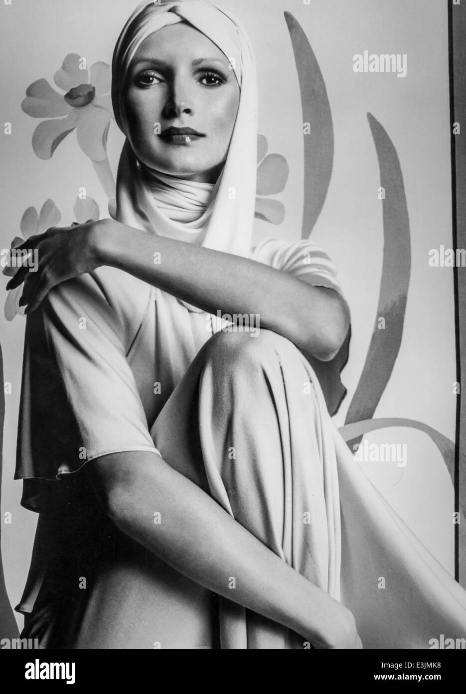 Le modèle qui pose pour la publicité du parfum Cerissa Photo Stock - Alamy