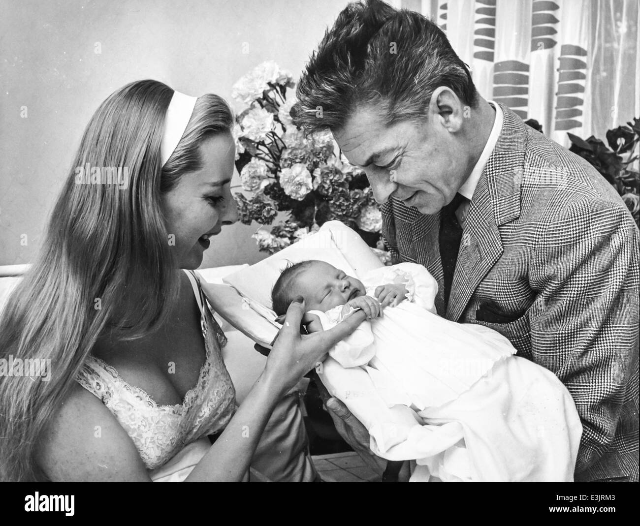 Herbert von Karajan avec son épouse eliette et leur premier enfant,1960 ...