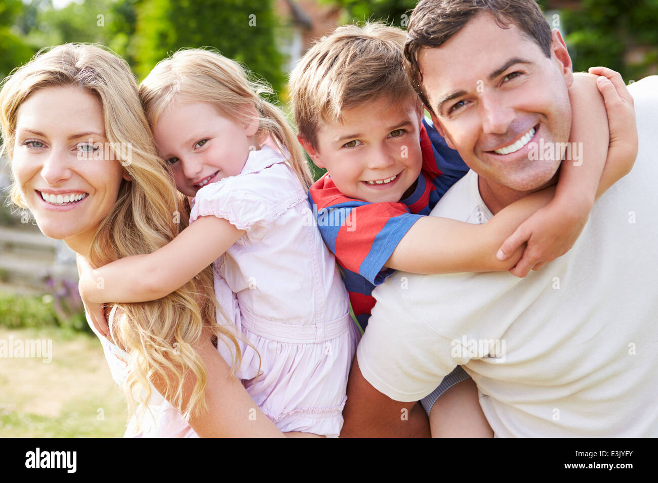 Famille heureuse Banque de photographies et d’images à haute résolution ...