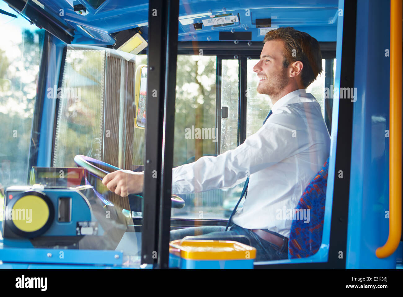 Portrait de chauffeur de bus derrière la roue Photo Stock - Alamy