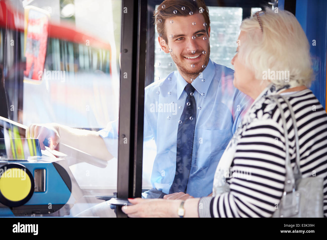 Woman boarding bus Banque de photographies et d’images à haute ...