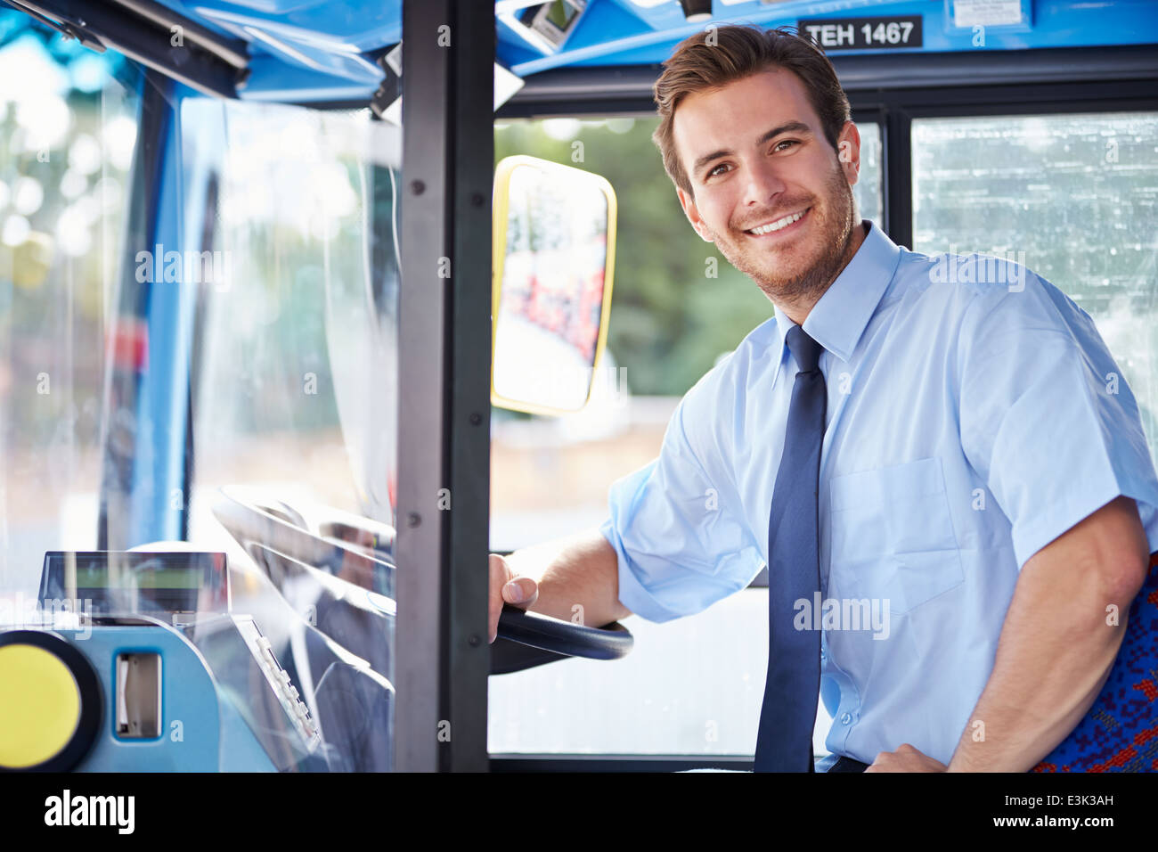 Portrait de chauffeur de bus derrière la roue Photo Stock - Alamy