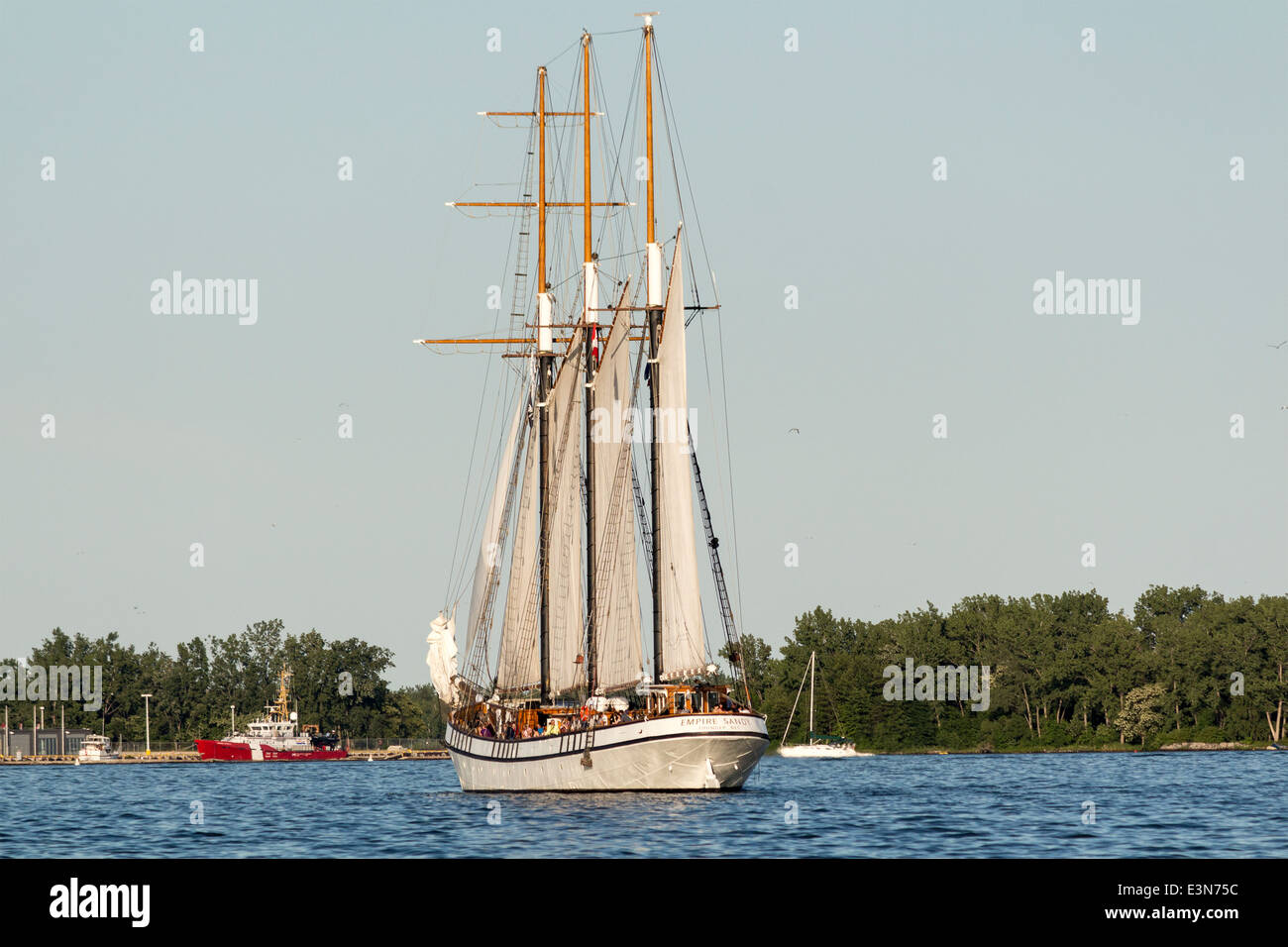 L'Empire Sandy grand voilier toutes voiles dehors de partir du port de ...
