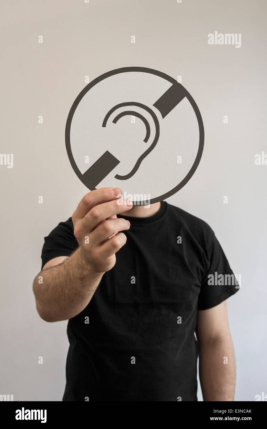 Homme tenant une émoticône n'entend rien signer en face de son visage ...