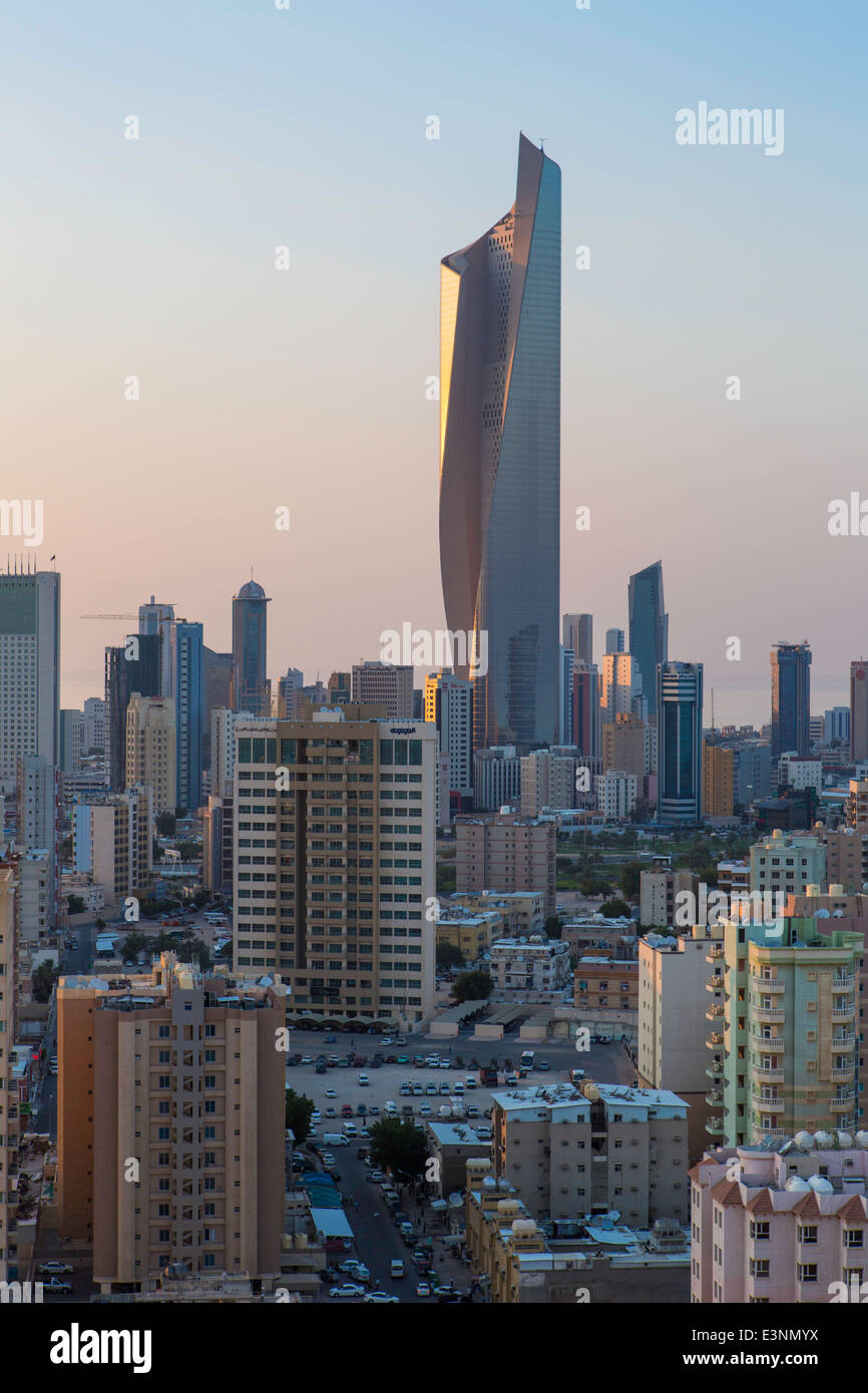 La tour al hamra au crépuscule dans la ville de koweït Banque de ...