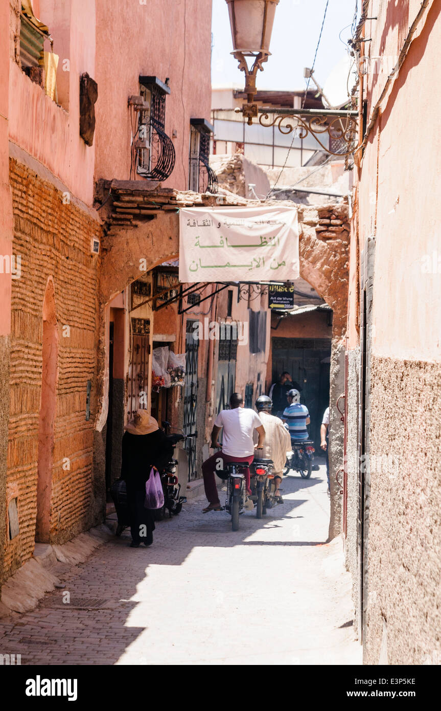 Woman bicycle morocco marrakech Banque de photographies et d’images à ...