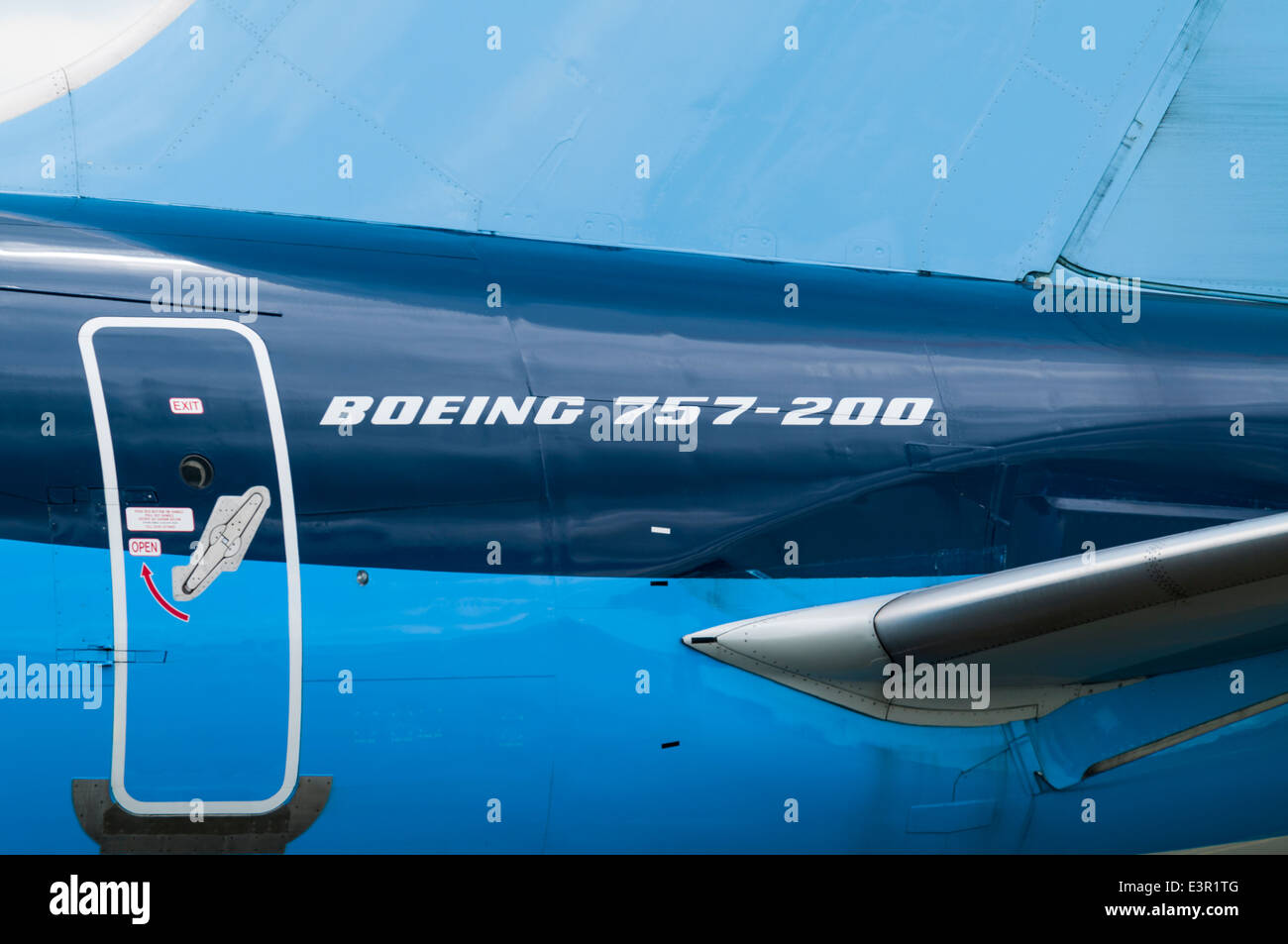 Boeing 757-200 porte-avions et porte de sortie arrière sur un avion ...