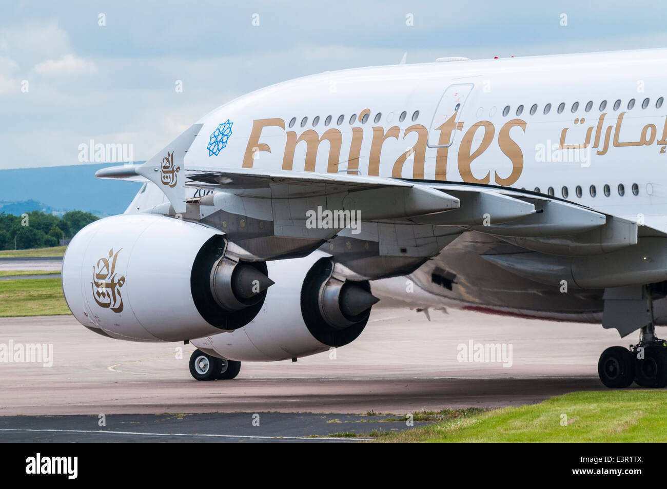 Vue latérale d'un Emirates Airbus A380 aile avions et moteurs Photo ...