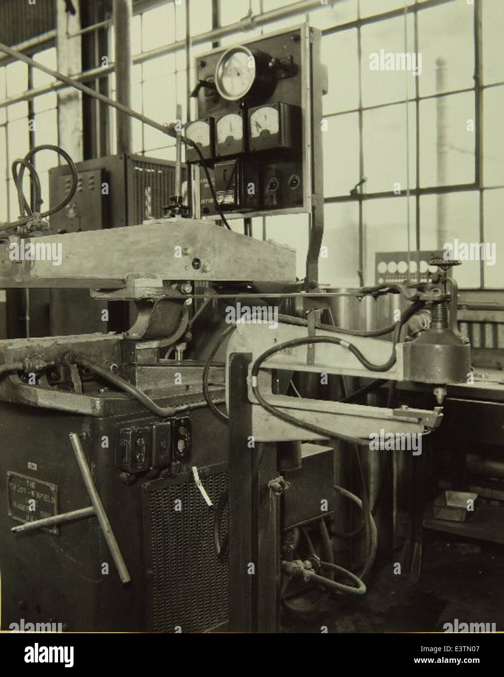 Machine à souder par points : Consolidated Convair/usine d'avion San ...