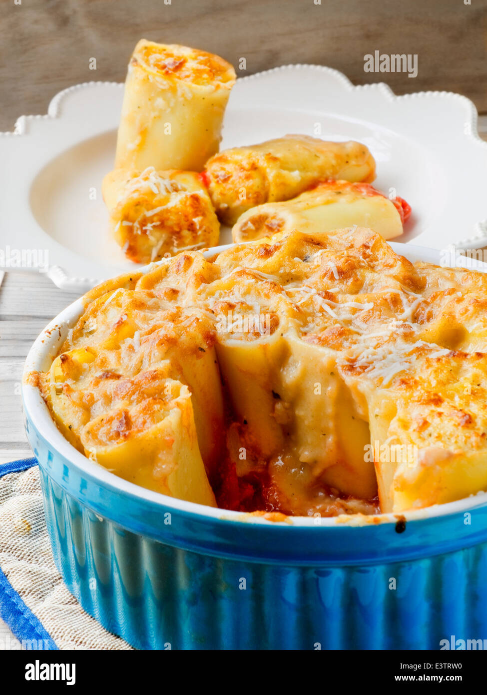 Paccheri au four gratin. Recettes de pâtes italiennes Photo Stock - Alamy