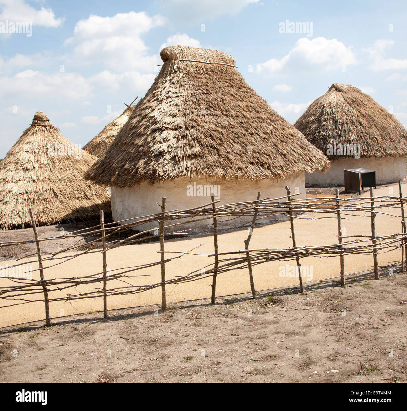 Neolithic house reconstruction Banque de photographies et d’images à ...