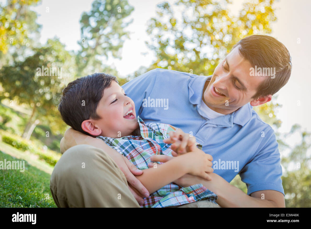 Garcon chatouille garcon Banque de photographies et d’images à haute ...