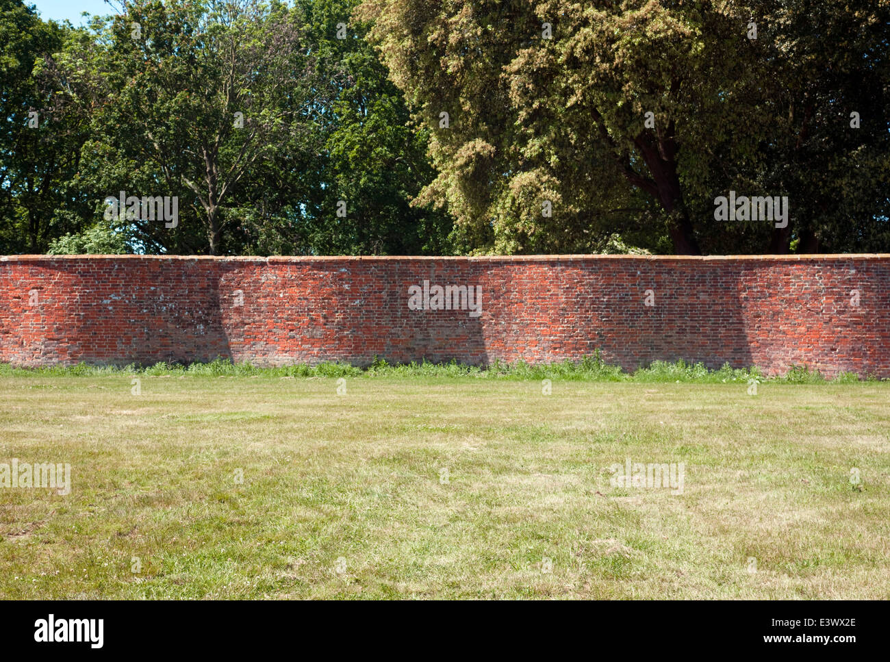 Wavy brick wall Banque de photographies et d’images à haute résolution ...