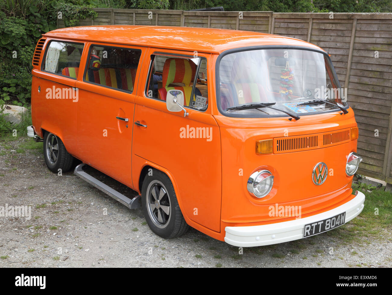 Orange camper van Banque de photographies et d’images à haute ...