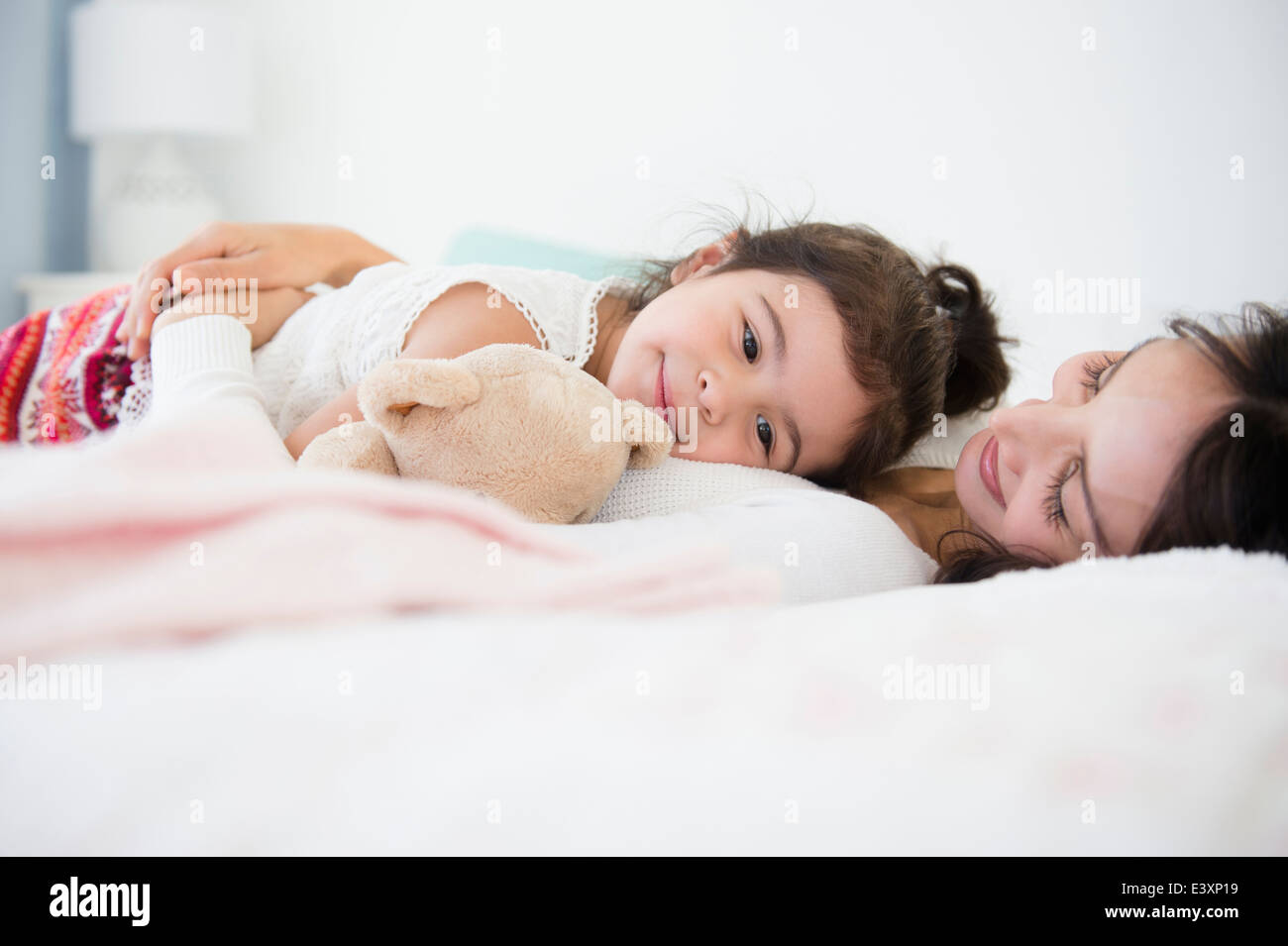 Mother With Sleepy Daughter Banque De Photographies Et Dimages à Haute