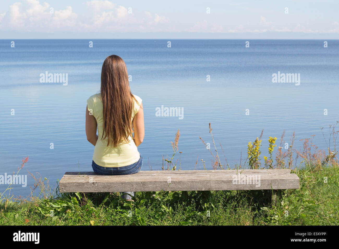 Femme seule assis face à la mer Banque de photographies et d’images à ...