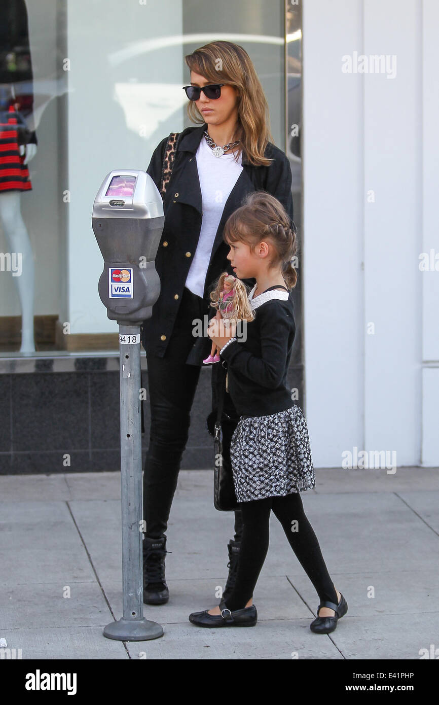 Jessica Alba quitte M Cafe après le déjeuner avec sa mère, Catherine et ...