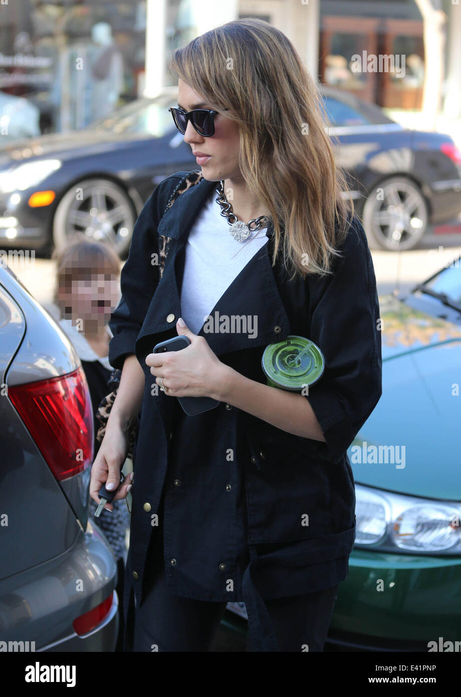Jessica Alba quitte M Cafe après le déjeuner avec sa mère, Catherine et ...