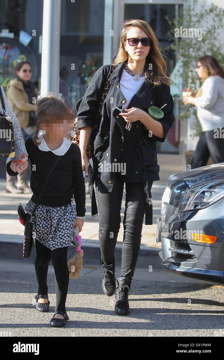 Jessica Alba quitte M Cafe après le déjeuner avec sa mère, Catherine et ...