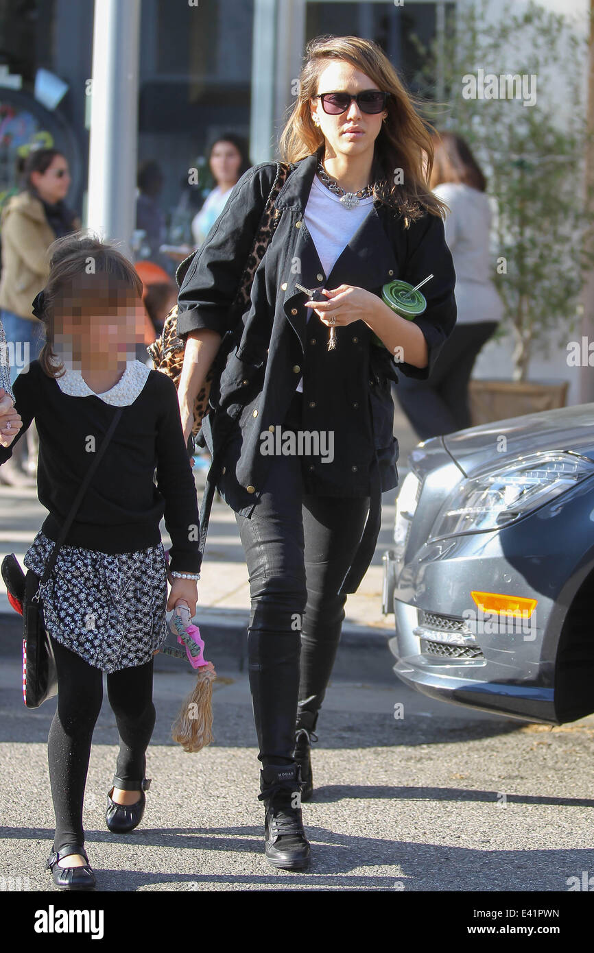 Jessica Alba quitte M Cafe après le déjeuner avec sa mère, Catherine et ...