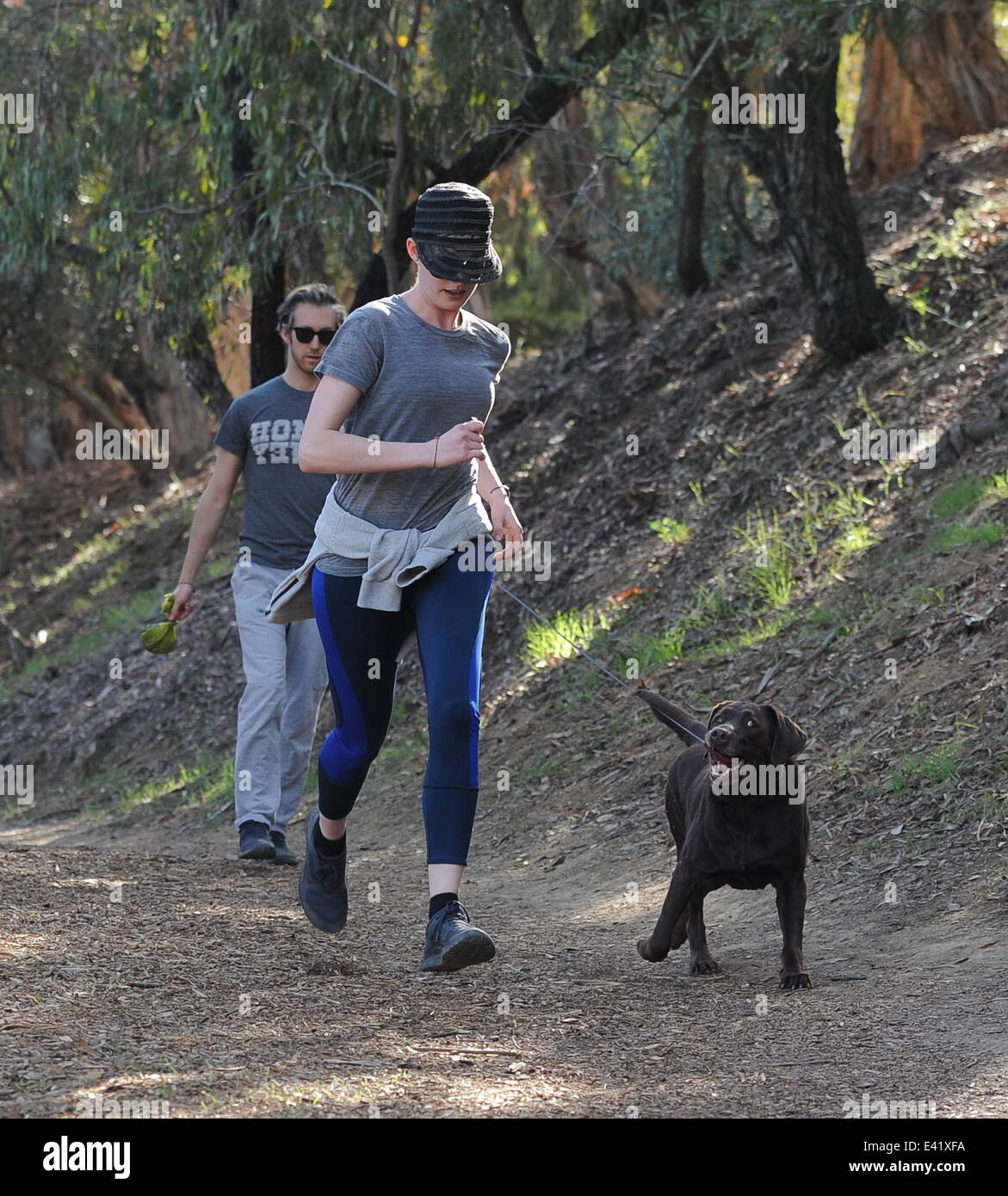 Anne Hathaway jogging avec mari Adam Shulman et leur chien à un sentier ...