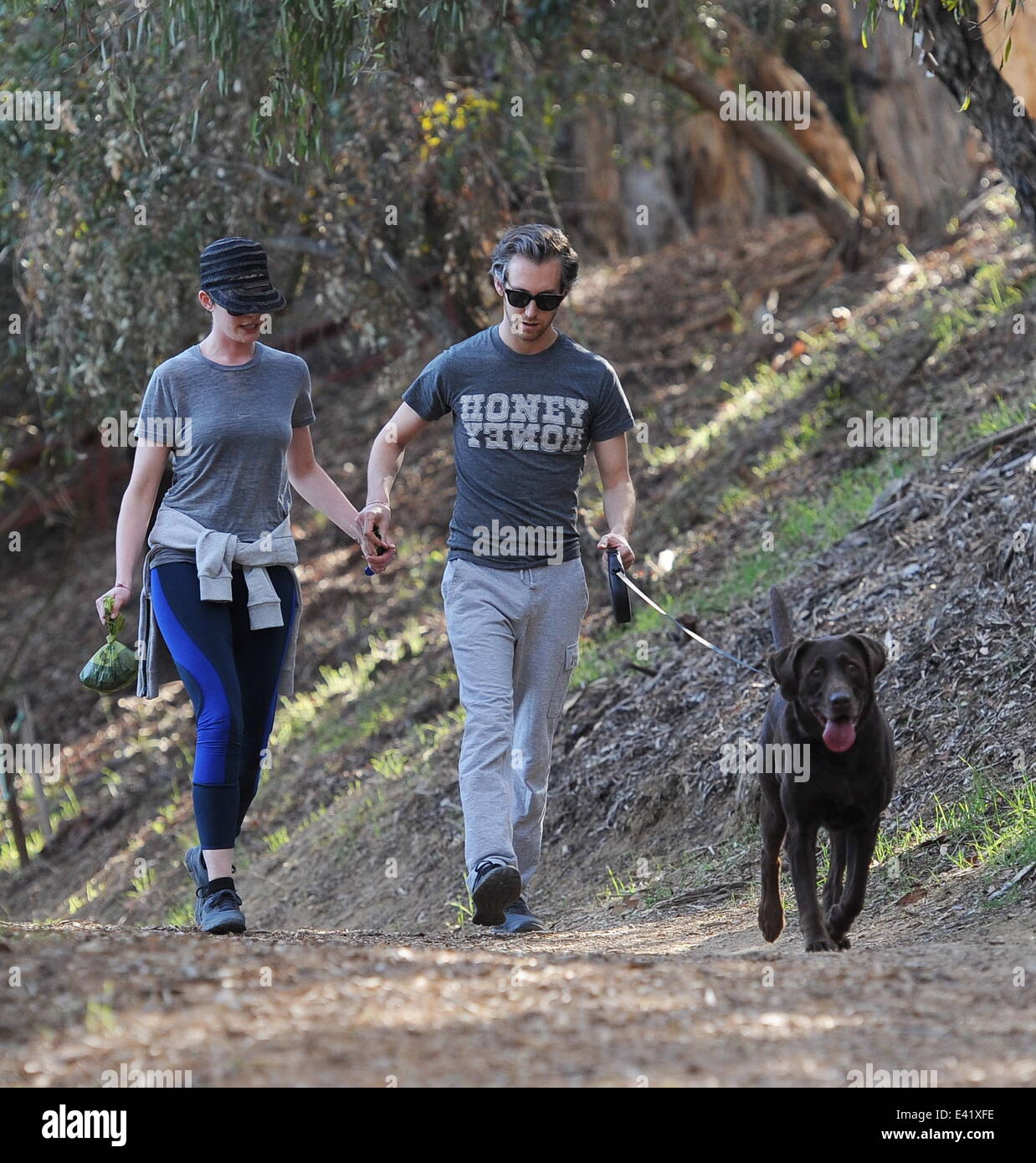 Anne Hathaway jogging avec mari Adam Shulman et leur chien à un sentier ...
