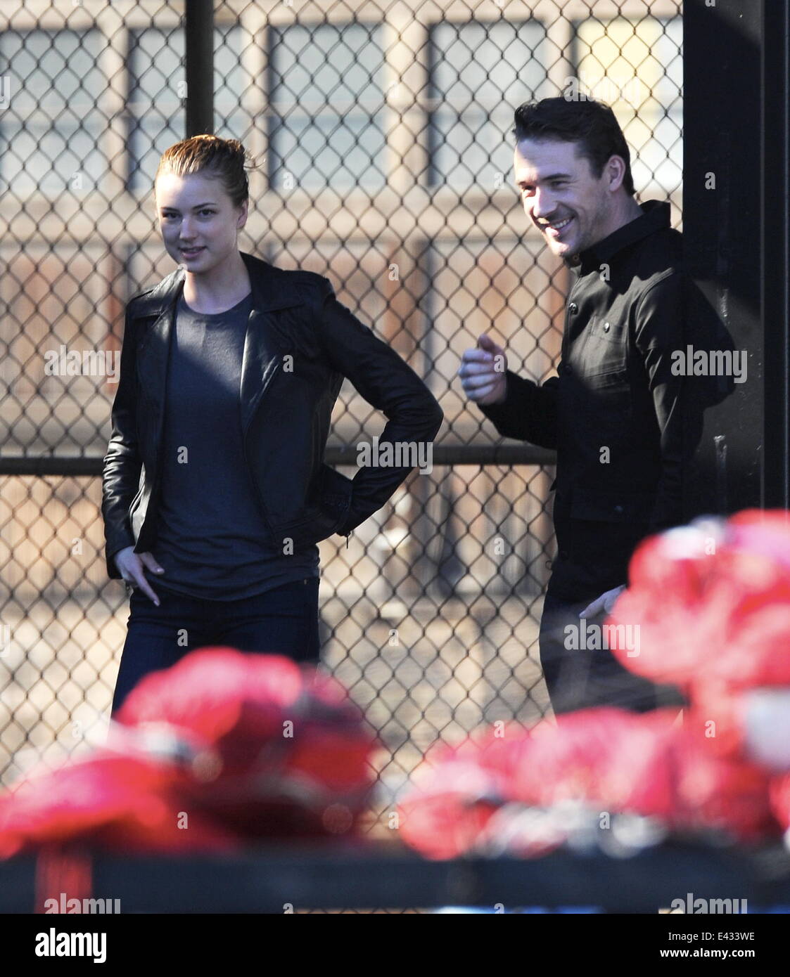 L'actrice Emily Vancamp huggles avec sa co star Barry Sloane sur l ...