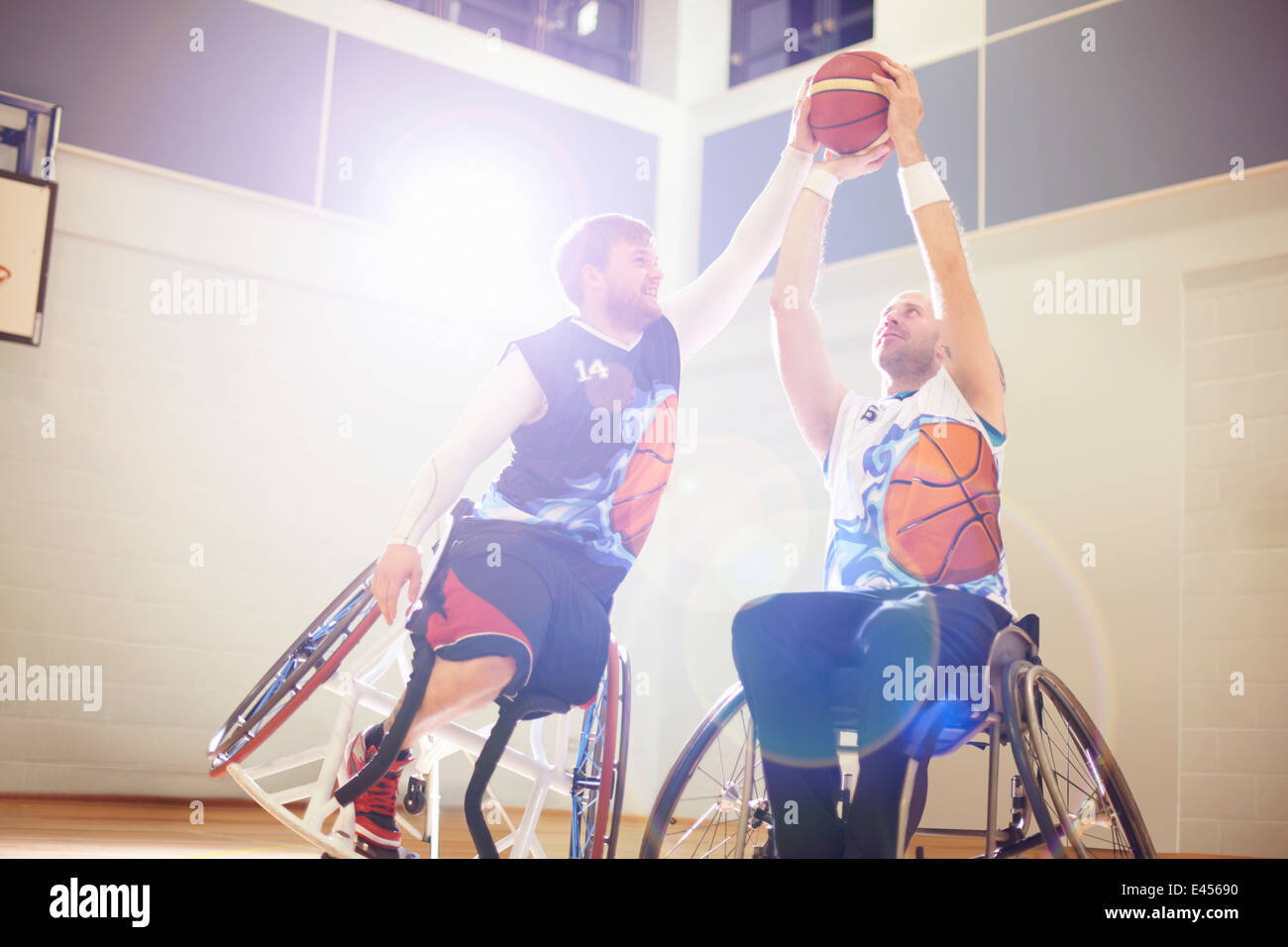 Sport jouant actif handicap terrain de basket fauteuil roulant Banque ...