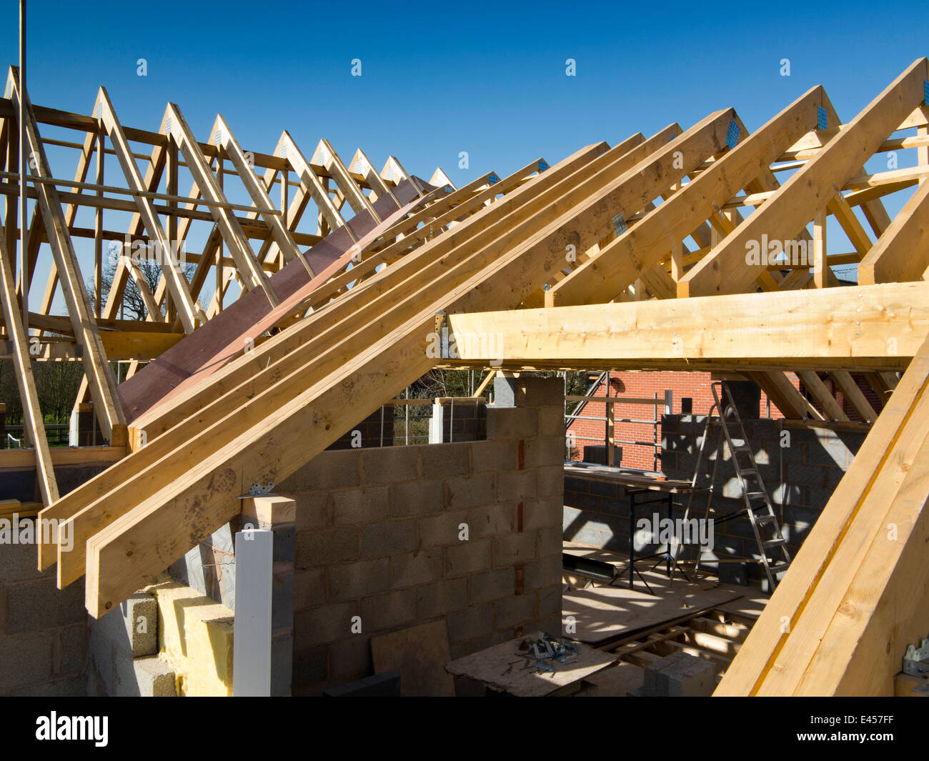 Prefabricated roof trusses Banque de photographies et d’images à haute ...