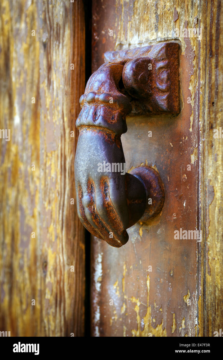 Close up sur un fer rouillé heurtoir dans un decaped vieille porte en ...
