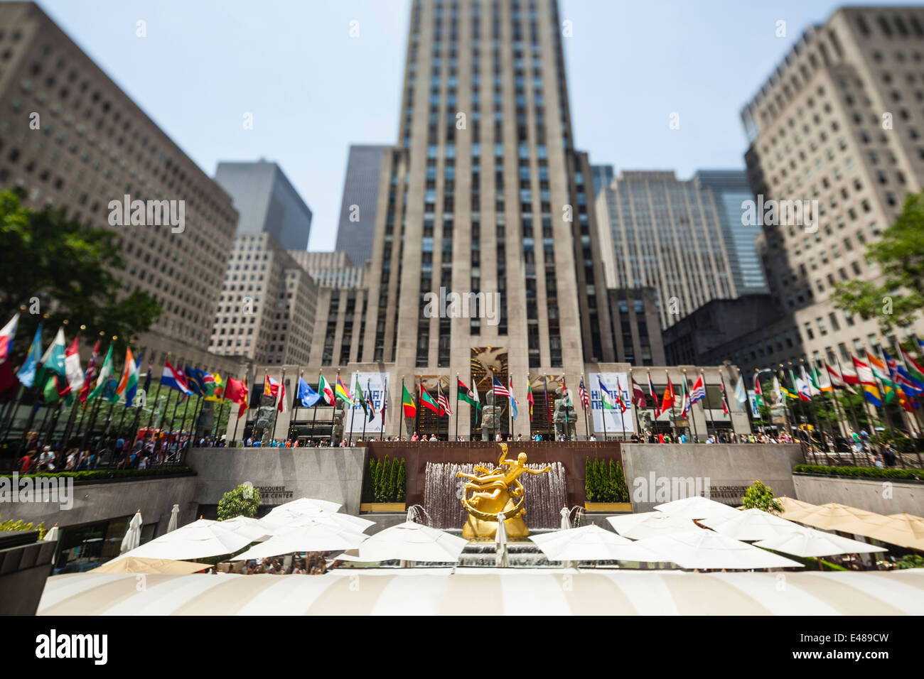 Golden prometheus statue at rockefeller center Banque de photographies ...