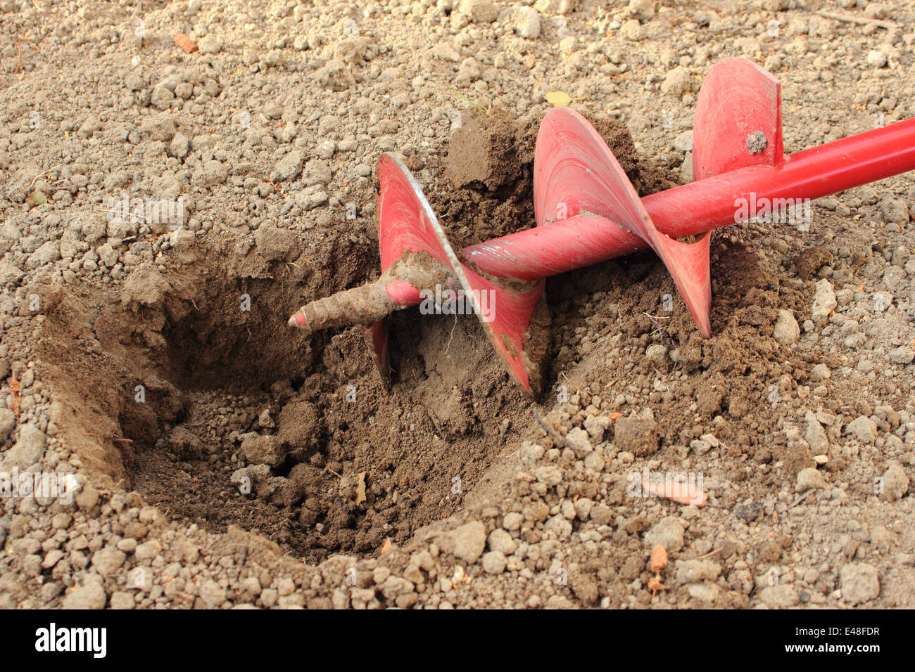 Outil d'accueil pour le forage de trous de poteaux en bois Photo Stock ...