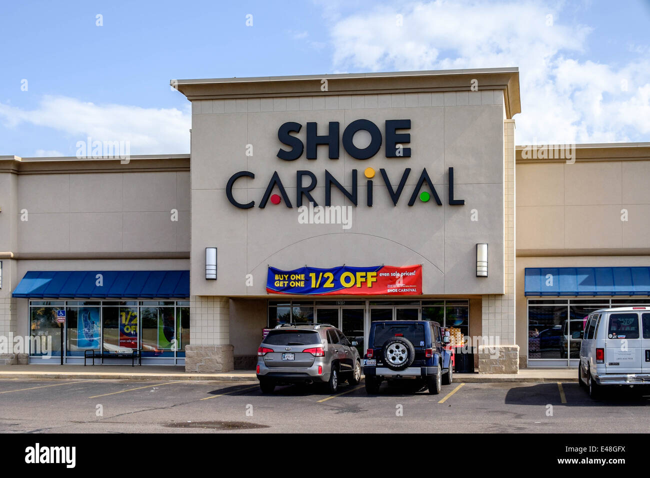 La vitrine extérieure de service de Carnival, un magasin de chaussures ...