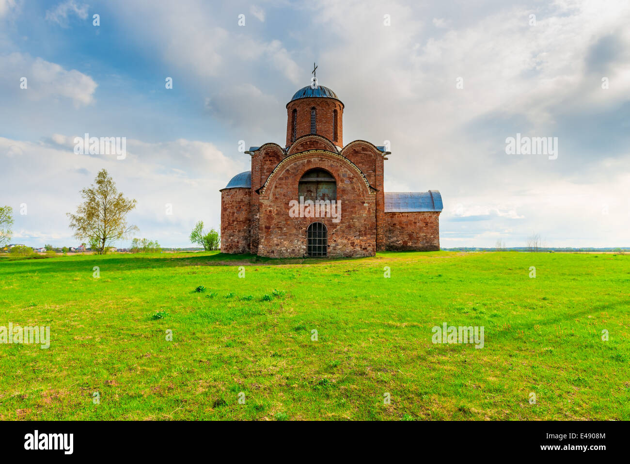 église de brique rouge Banque de photographies et d’images à haute ...