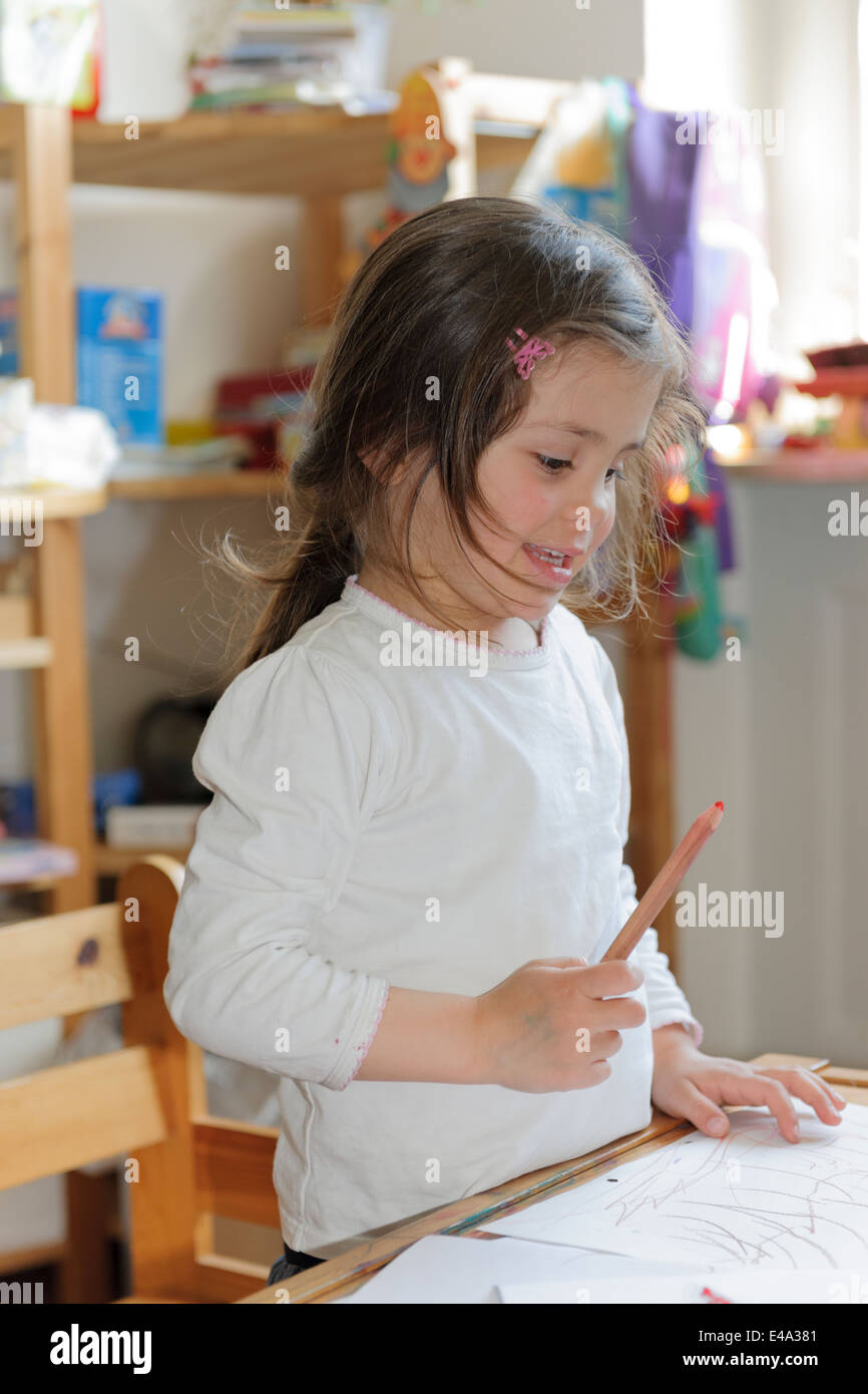 Une fille en train de dessiner Banque de photographies et d’images à ...