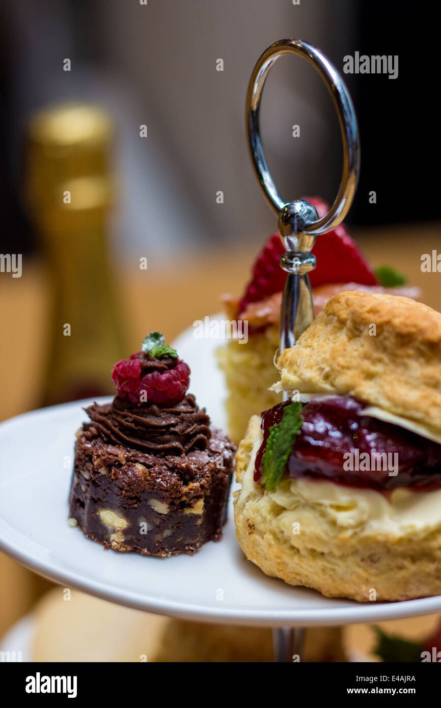 Brownie au chocolat avec le thé, scone, Victoria sponge et champagne ...