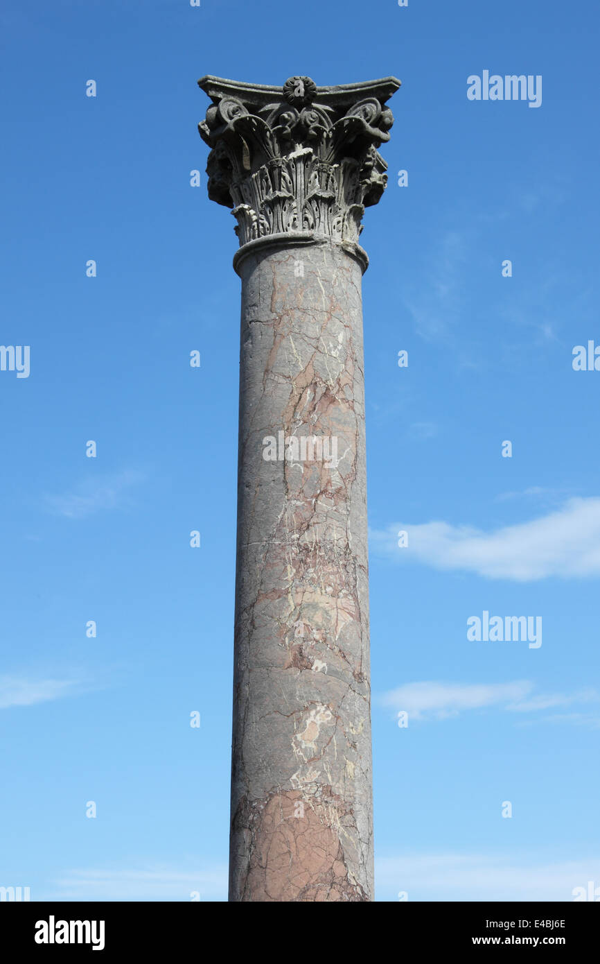 La colonne corinthienne de marbre rouge à Ostia Antica, l'ancien port ...